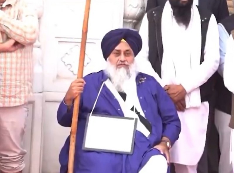 With plaque around his neck, ex-Punjab Dy CM Sukhbir Singh Badal serves punishment at Golden ...