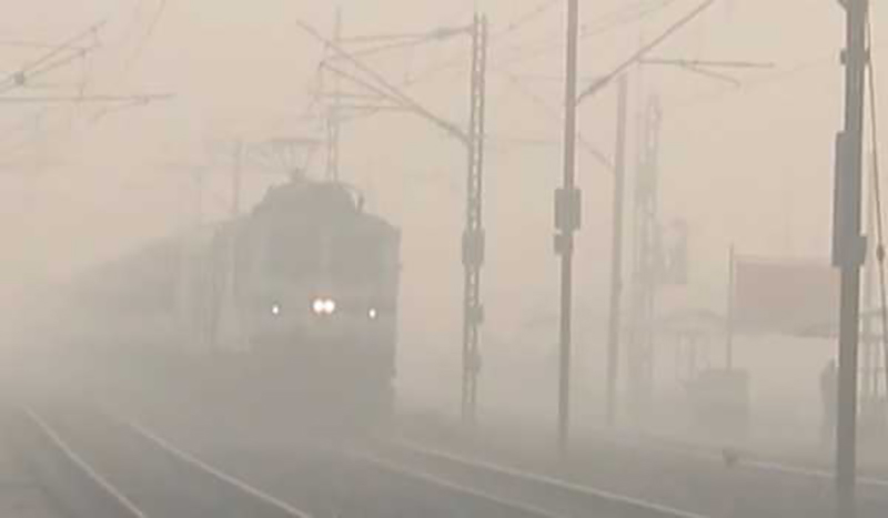 Dense fog engulfs parts of North India, 28 trains running behind schedule | Indiablooms - First ...